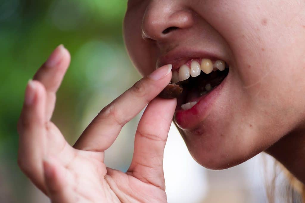 Alcohol-Based Mouthwash Risks: Gum Disease and Cancer | medtigo